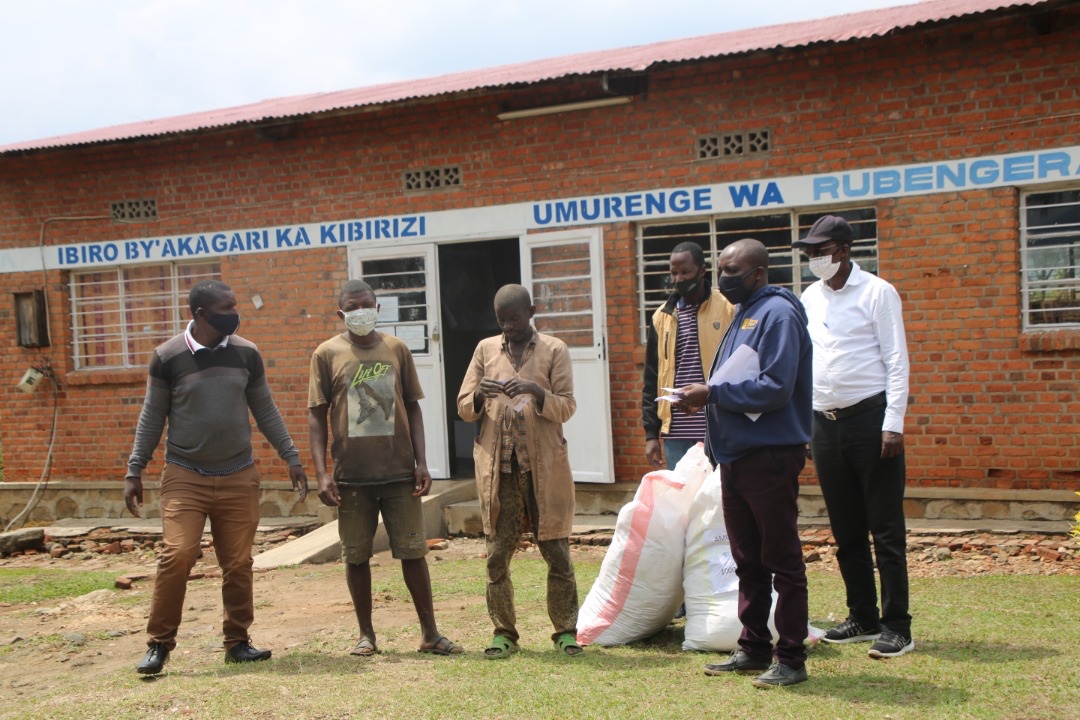 1000 Hügel spendet 5000 Masken – Inshuti
